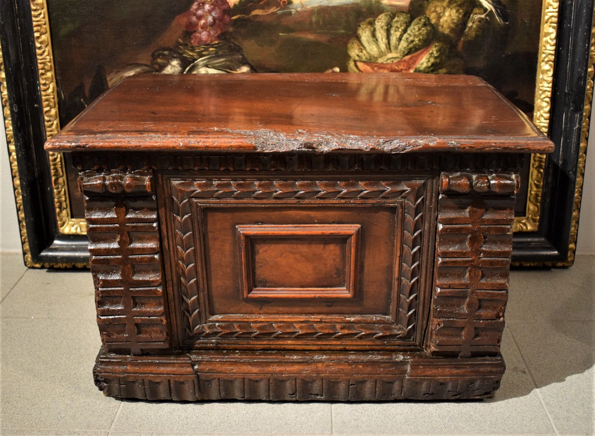 Italian Renaissance Small walnut chest, end of tehe 16th century - Ref ...