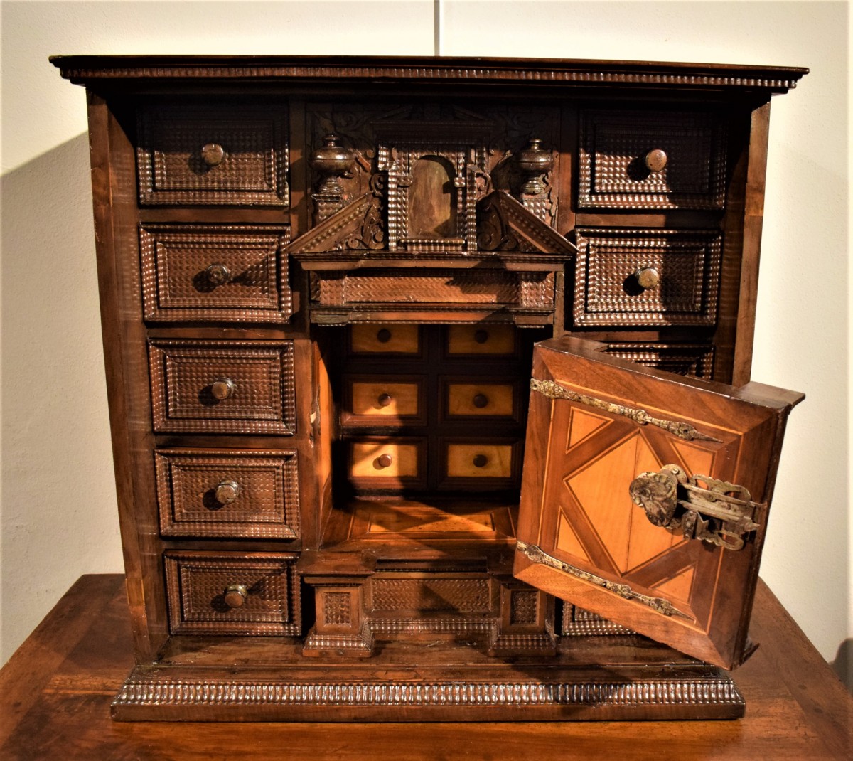 Cabinet of the Italian Renaissance - Ref.83012